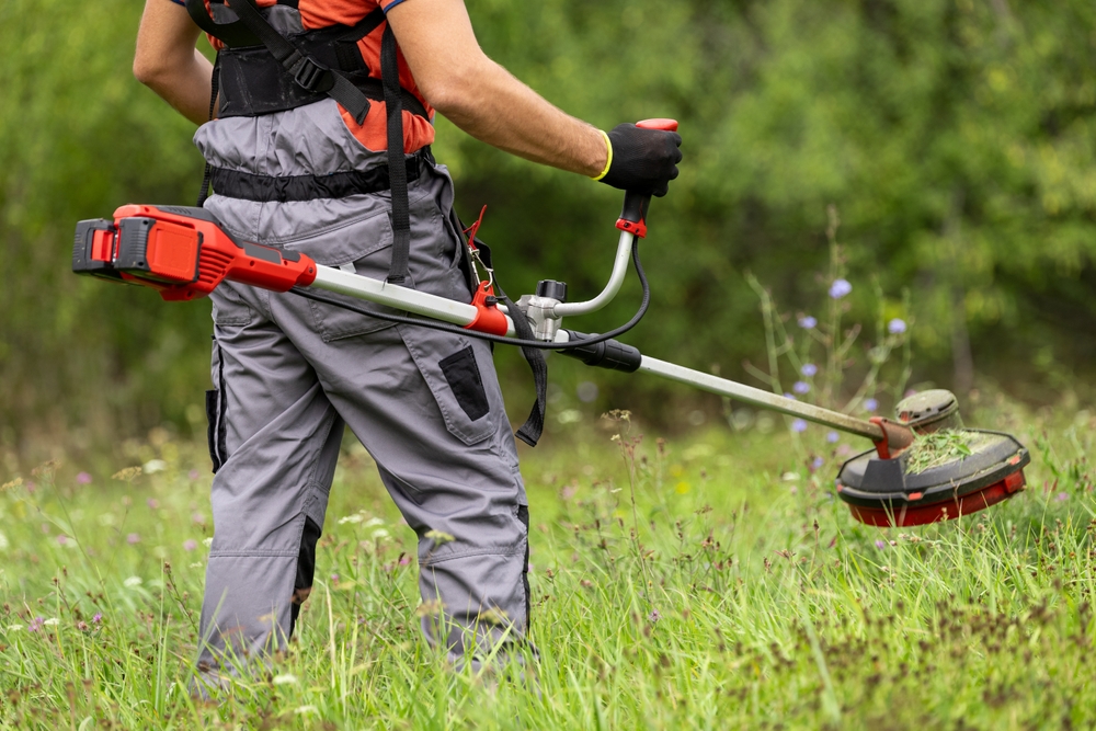 Working Safely with a Brushcutter - World Water Academy